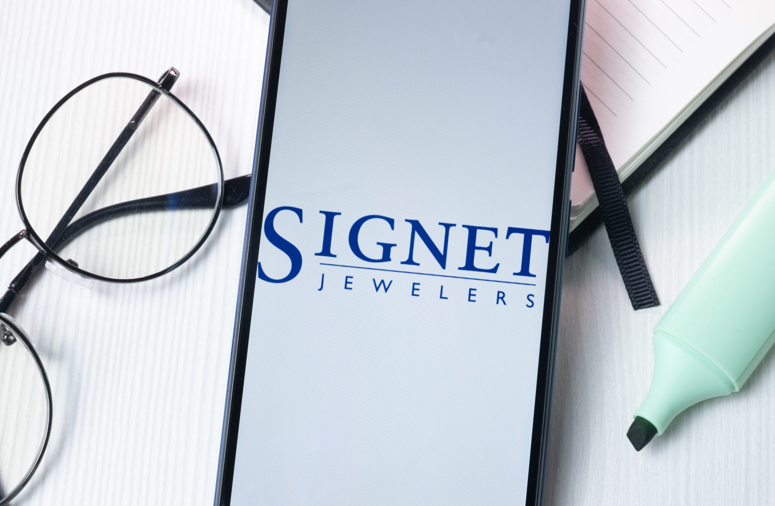 Ecommerce earnings from Signet, Shoe Carnival