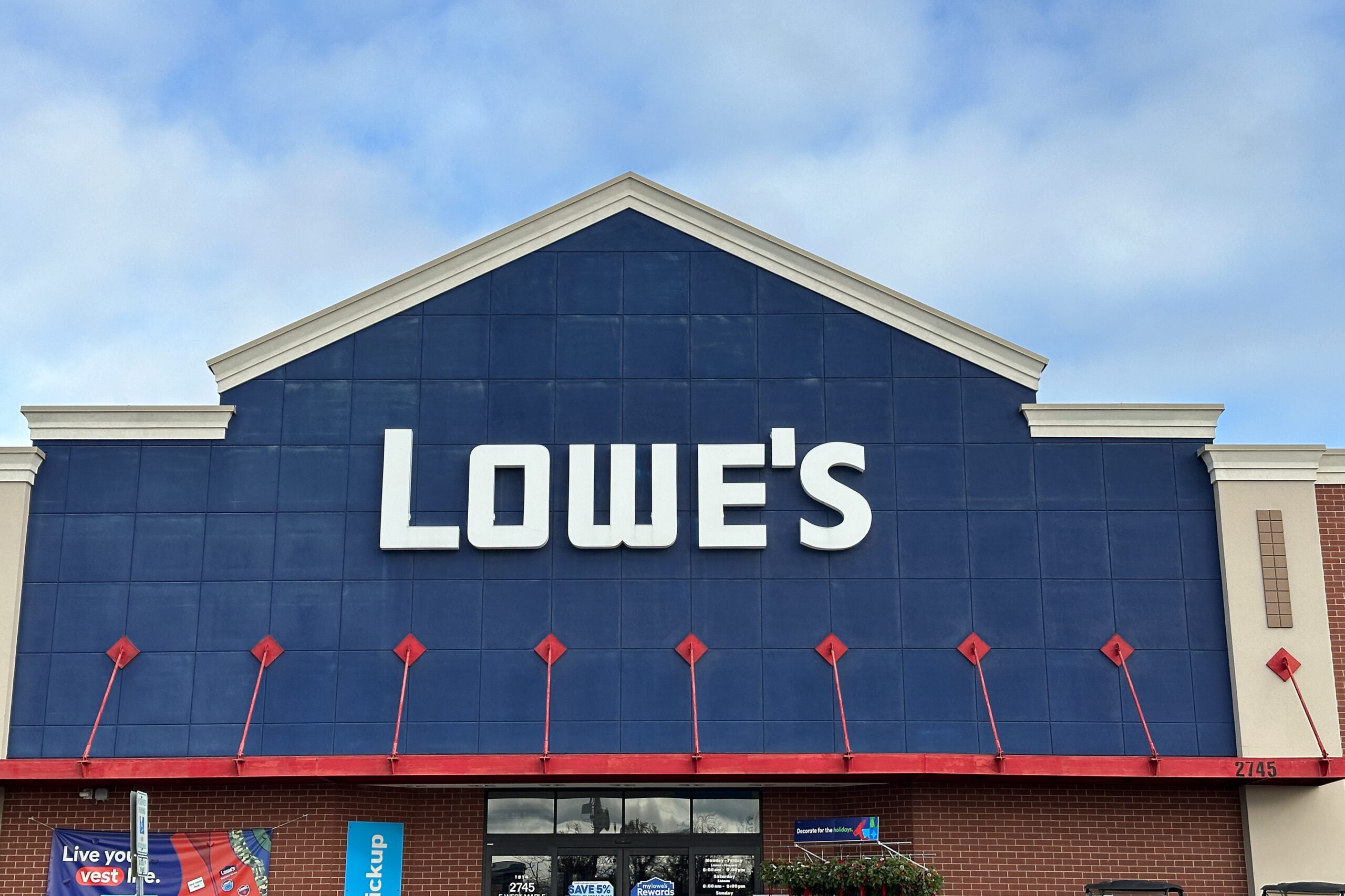 Rewards program helps Lowe's grows online sales 7.5% in Q2