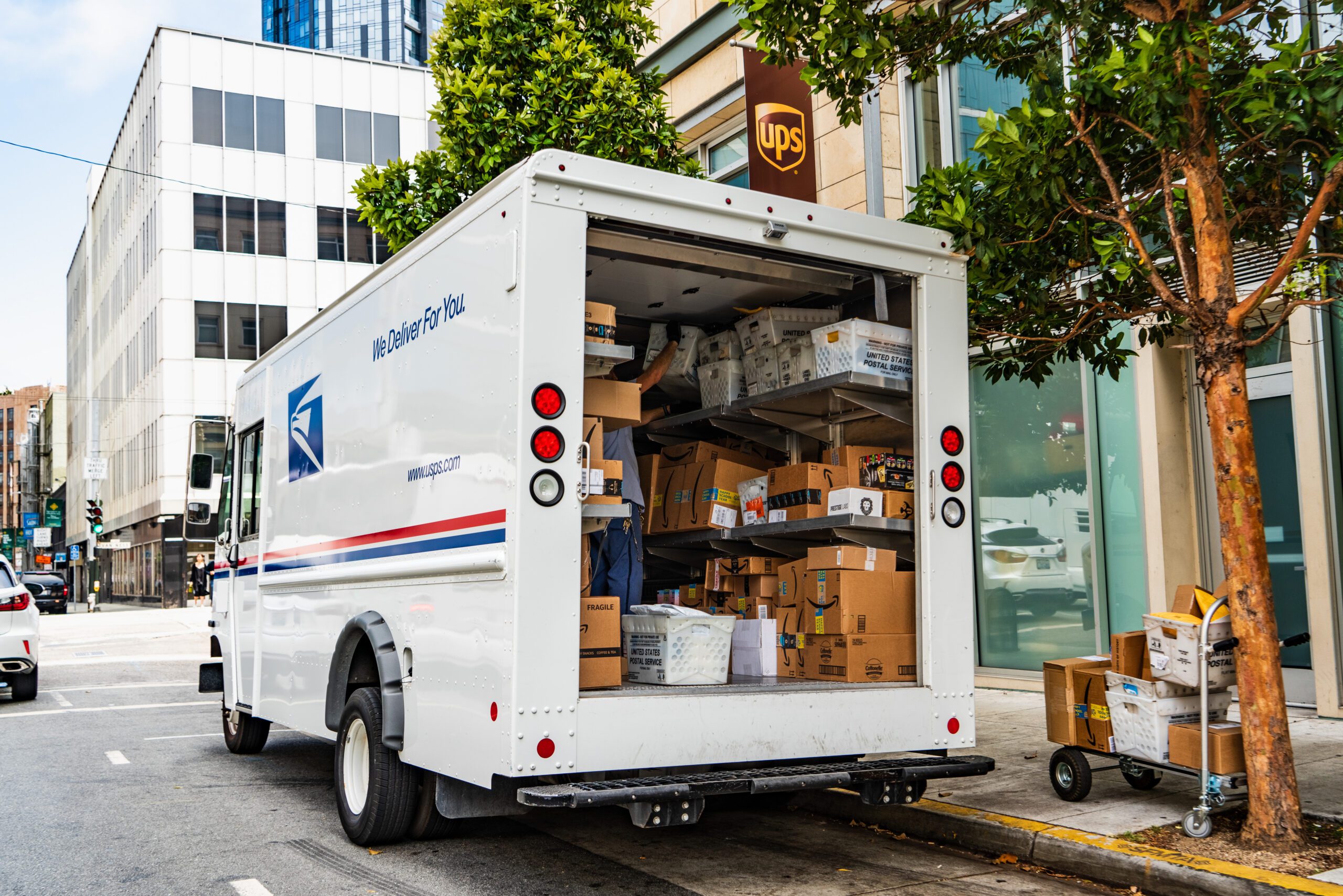Amazon signals ecommerce delivery shift, USPS contract talks stall